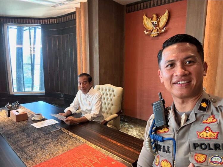 Asisten Ajudan Kompol Syarif Selfie Bareng Jokowi di Ruang Kerja ...