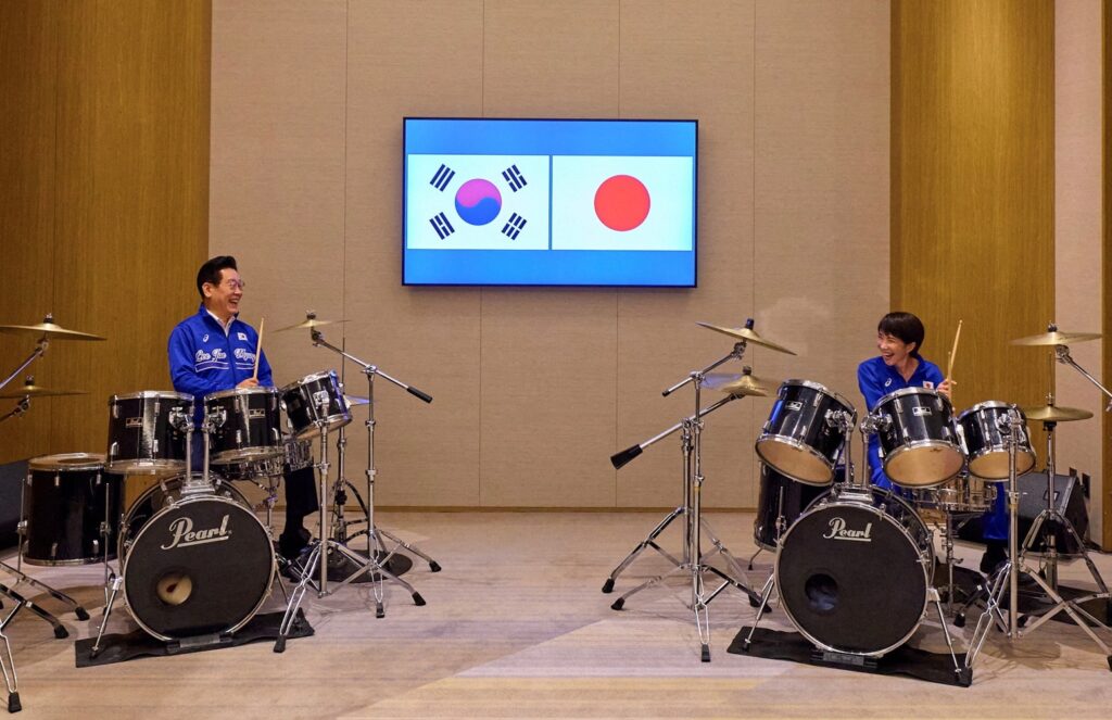 DIPLOMASI DRUM! PM Jepang & Presiden Korsel 'Nge-Jam' K-Pop BTS - IKN Pos